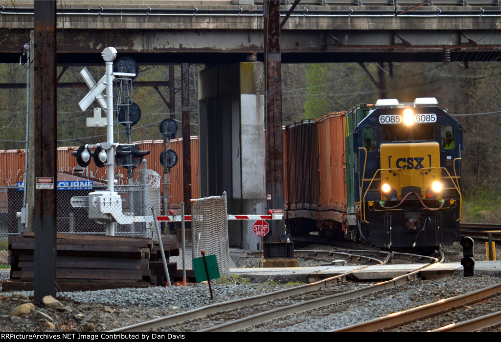 CSX GP38-2S 6085 leads Q706-23